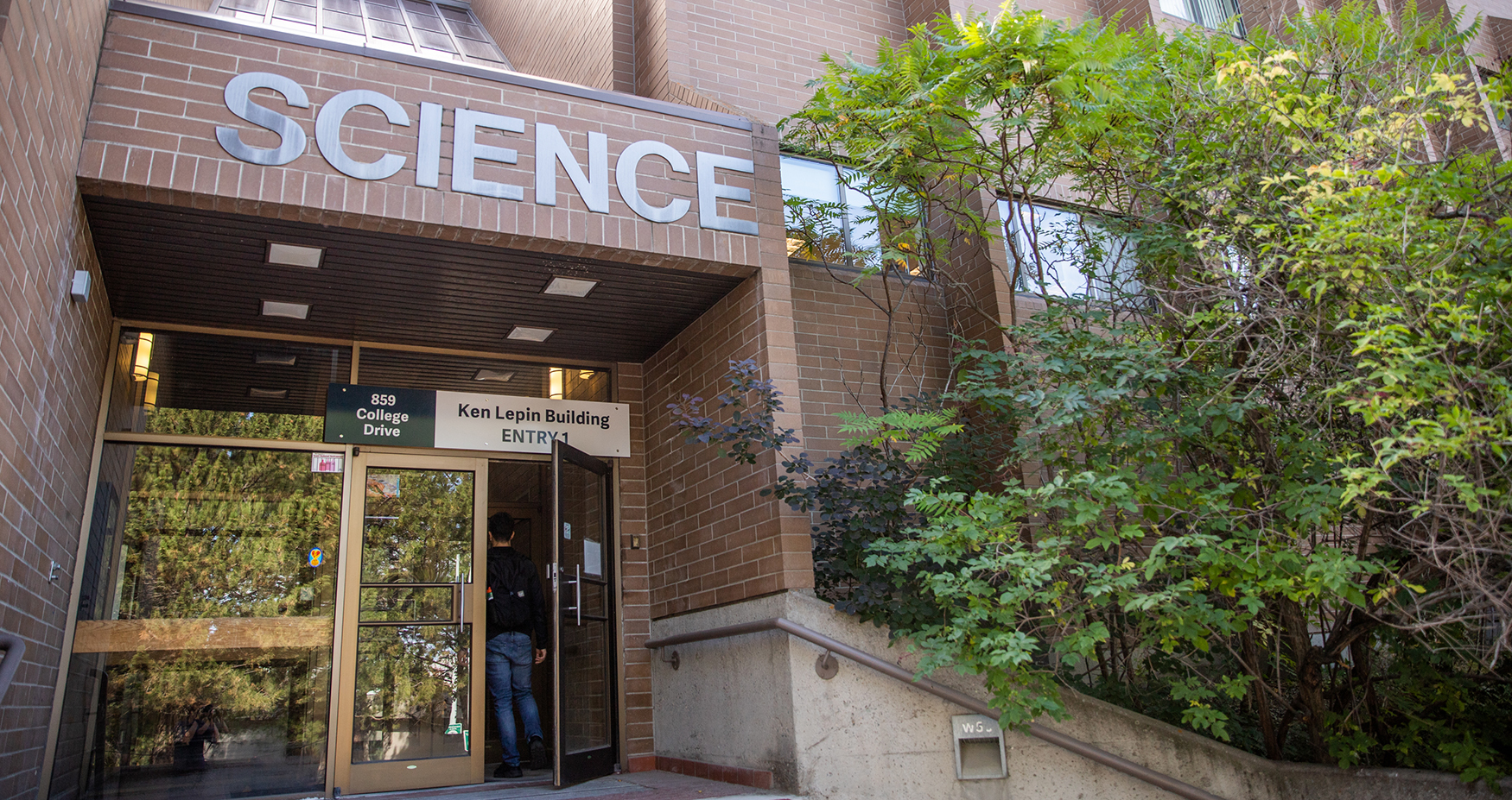 Outstanding chemistry educator lauded with national award – TRU Newsroom